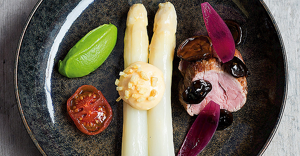 Gebraden kalfshaas met asperge, gemarineerde tomaat en daslook