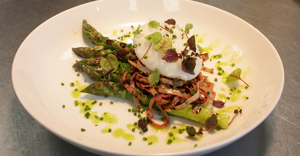 Groene asperges, gepocheerd eendenei, Livar ham en kruidenolie